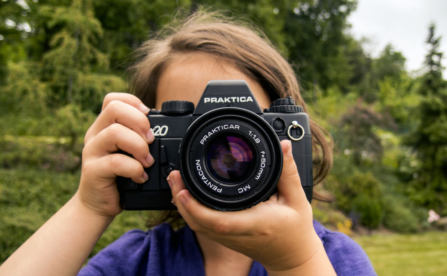 Photographing Girl | Copyright-free photo (by M. Vorel) | LibreShot