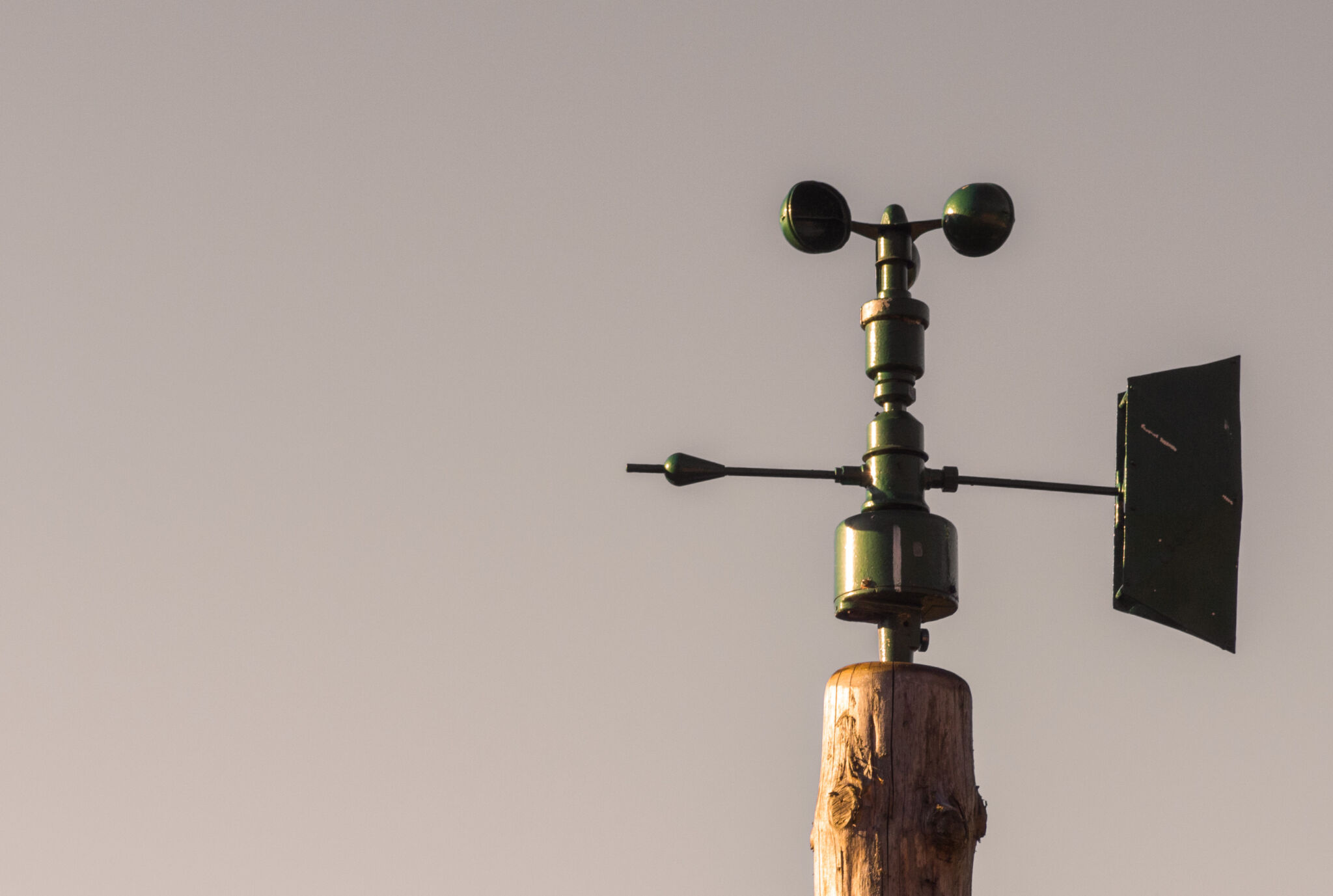 Anemometer with the sky | Copyright-free photo (by M. Vorel) | LibreShot