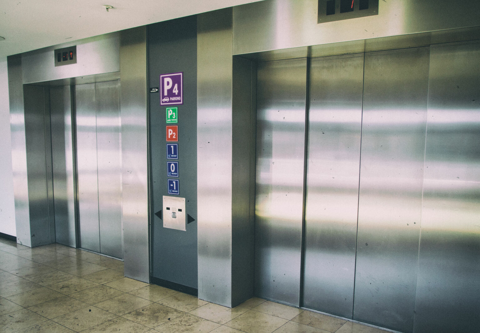 Lifts | Copyright-free photo (by M. Vorel) | LibreShot