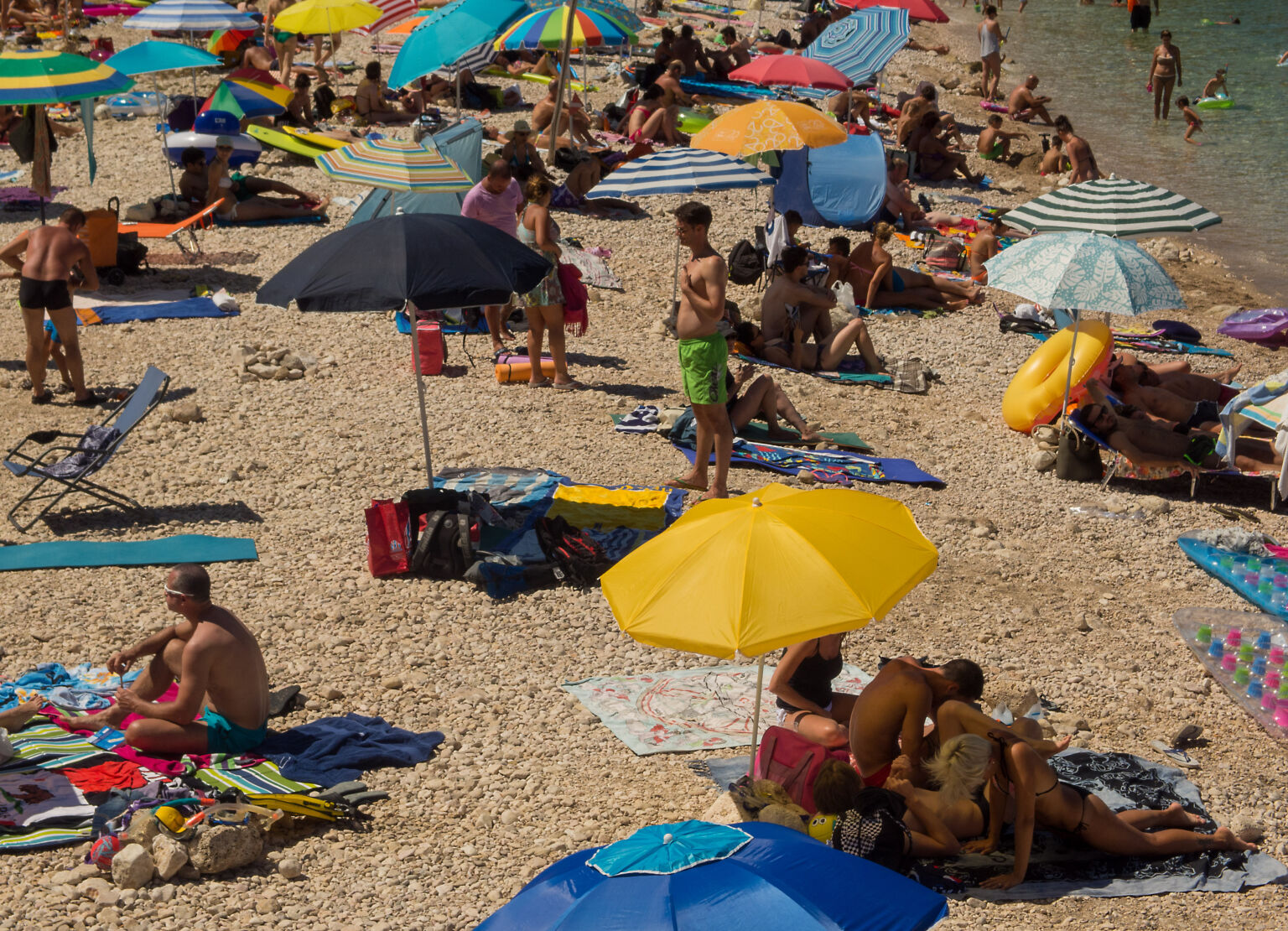 People On The Beach | Copyright-free photo (by M. Vorel) | LibreShot