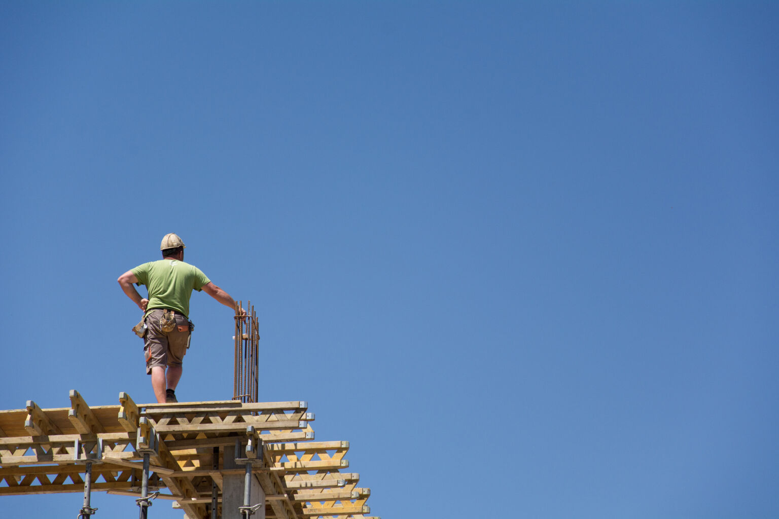 Builder on the building | Copyright-free photo (by M. Vorel) | LibreShot