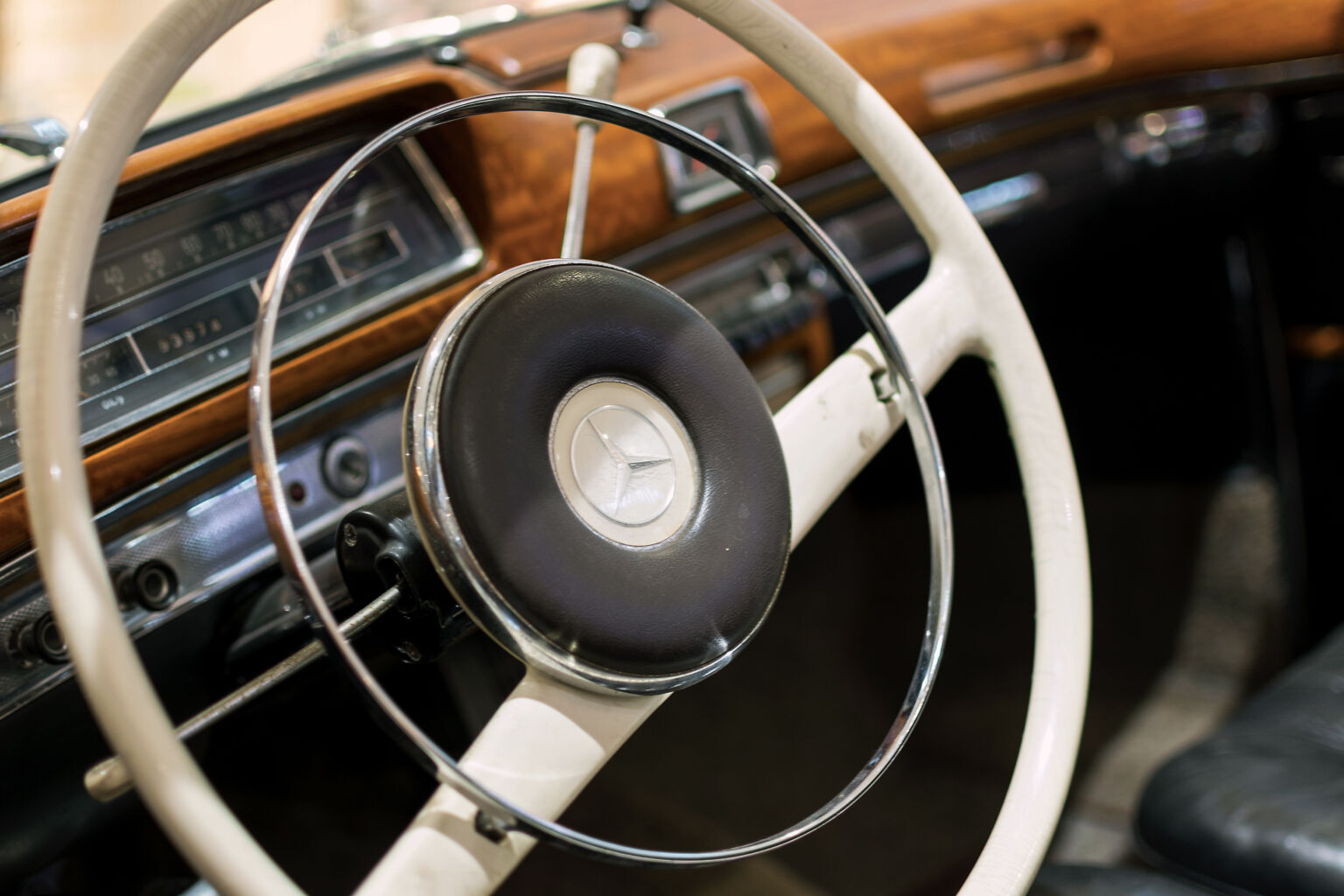 Classic Car Interior | Copyright-free photo (by M. Vorel) | LibreShot