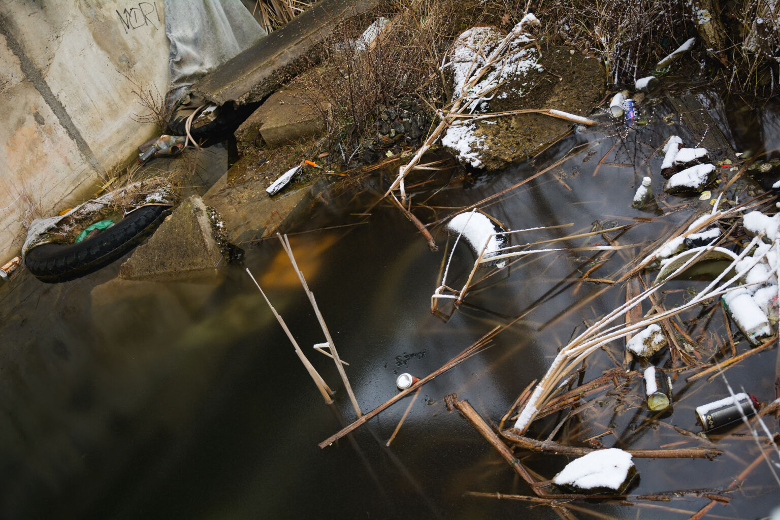 Garbage in the water | Copyright-free photo (by M. Vorel) | LibreShot