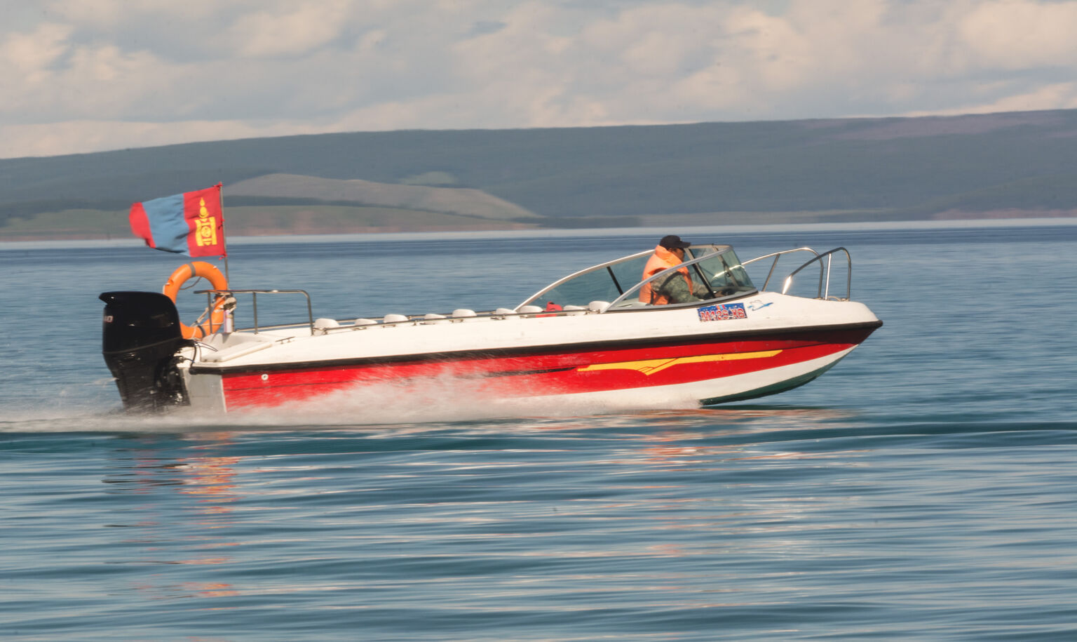 Motorboat on the Lake | Copyright-free photo (by M. Vorel) | LibreShot