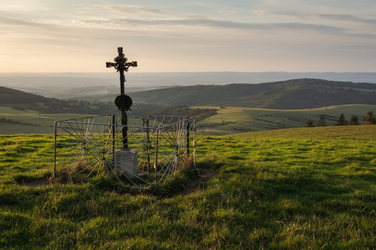 Cross in the Countryside | Copyright-free photo (by M. Vorel) | LibreShot