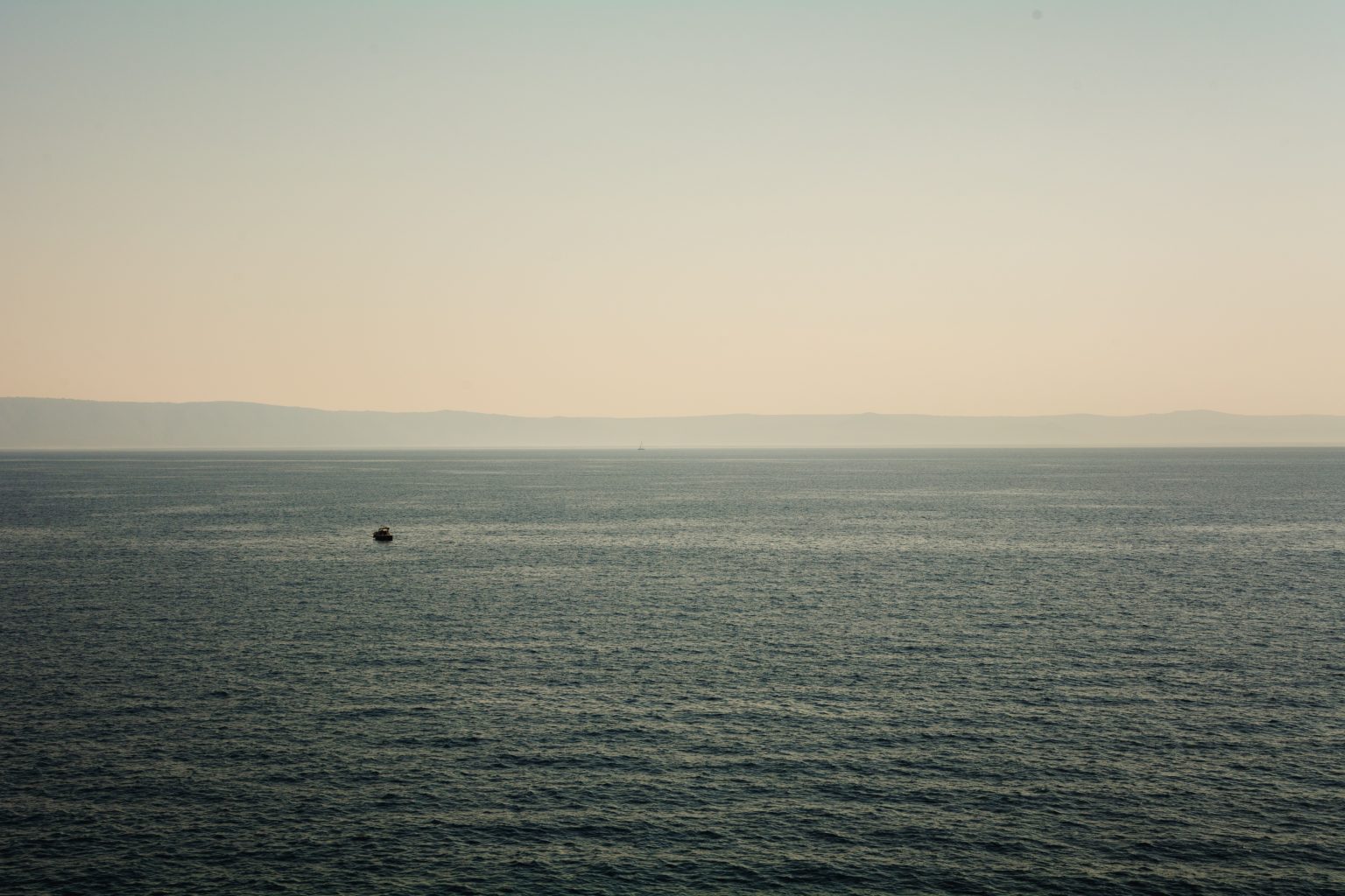 Minimalist Seascape | Copyright-free photo (by M. Vorel) | LibreShot